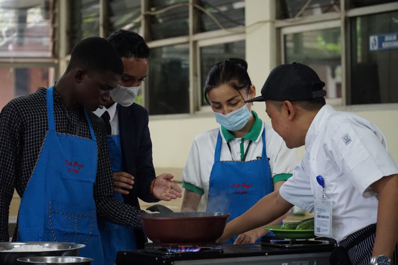 Promosikana Budaya Lokal Kepada Mahasiswa Asing | ft.uny.ac.id
